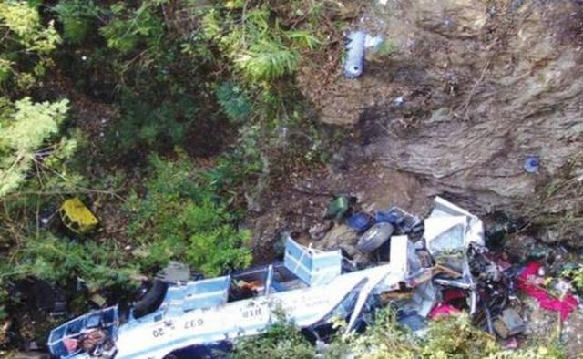 ACCIDENT ŞOCANT Un autocar s-a prăbuşit în prăpastie! 44 de persoane au ...