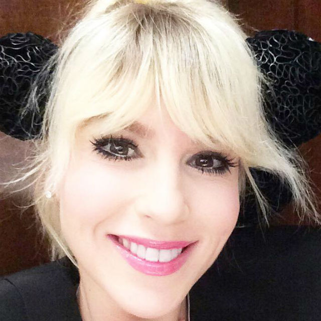 Şi-a lăsat sânii la vedere intenţionat! Corina, apariţie şocantă, în ...