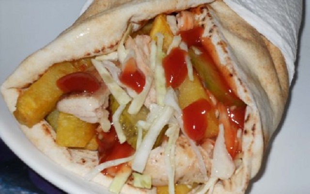 Asta chiar n-ai mai mâncat! Shaorma are acum o nouă umplutură. Ţie-ţi ...