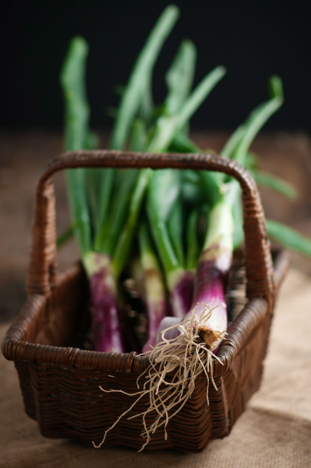 Nu mai arunca frunzele de la ceapa verde! Ştiai că te pot scăpa de ...
