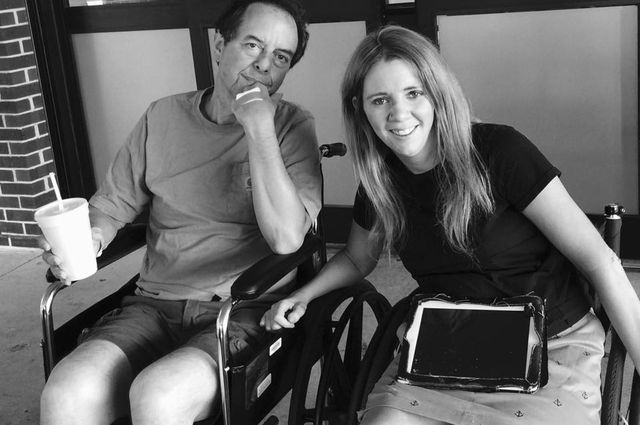 Povestea care a făcut ocolul lumii! E imobilizată în scaun cu rotile ...