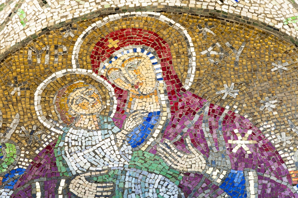 MINUNE sau FICŢIUNE? Fecioara Maria a apărut în MIJLOCUL BISERICII ...