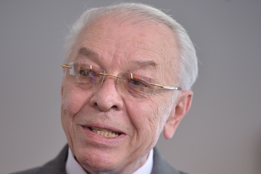 VIDEO PAPARAZZI / Nicolae Văcăroiu a ajuns precum un om de rând! Cum ...