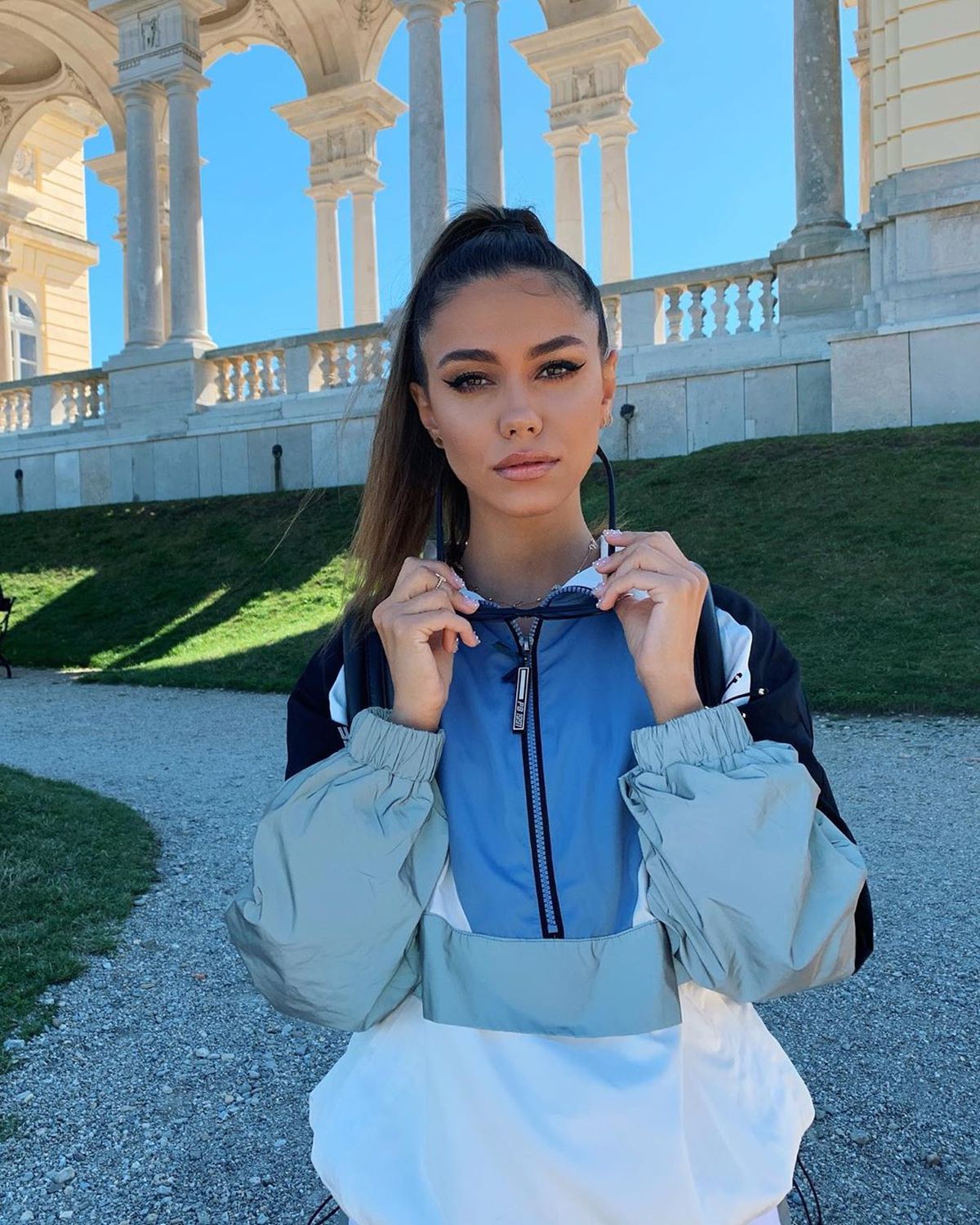 Poate că mulţi credeau că Mira doarme singură, însă nu e chiar aşa ...