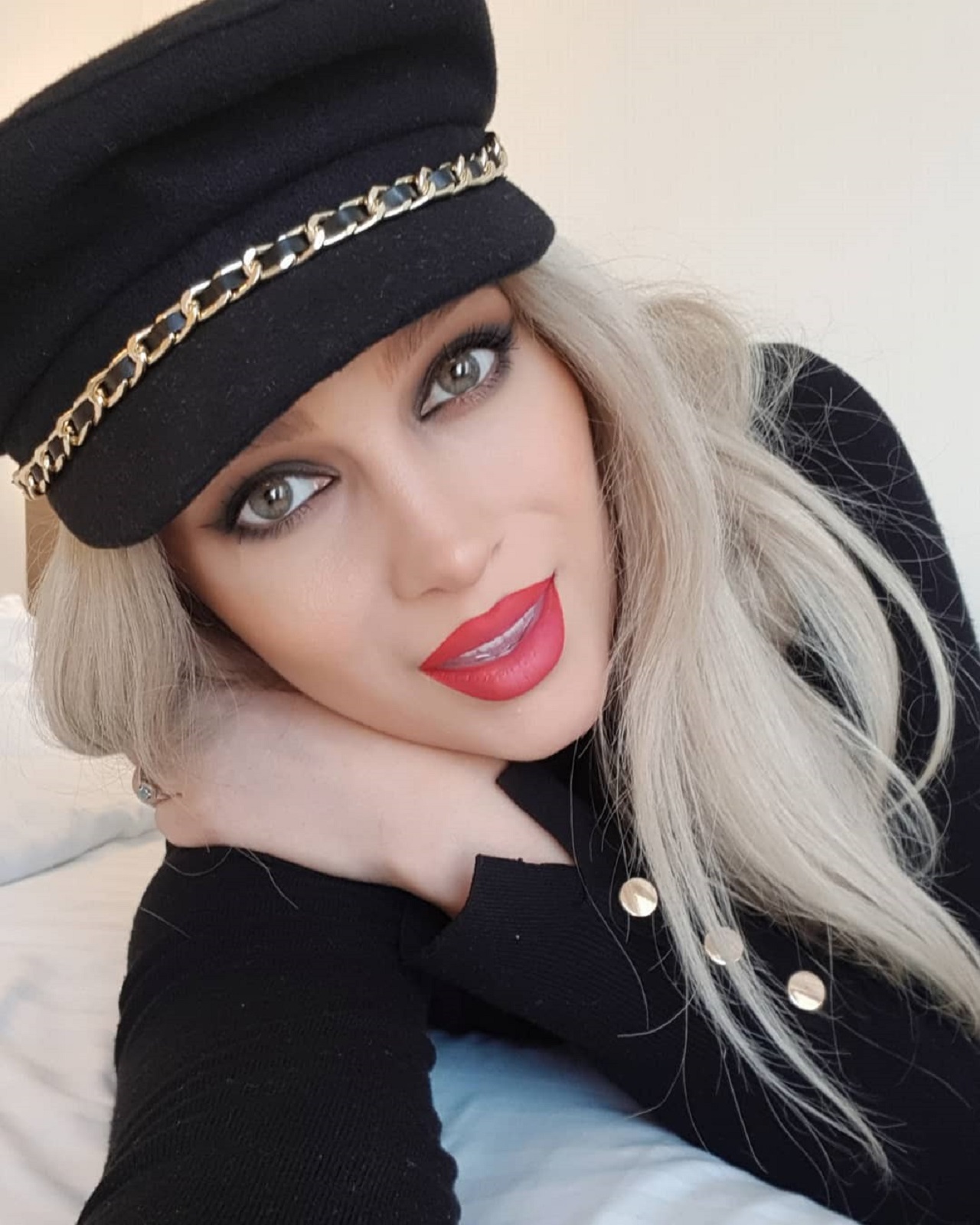 FOTO / Lora, schimbare spectaculoasă de look. Vedeta a renunţat la ...