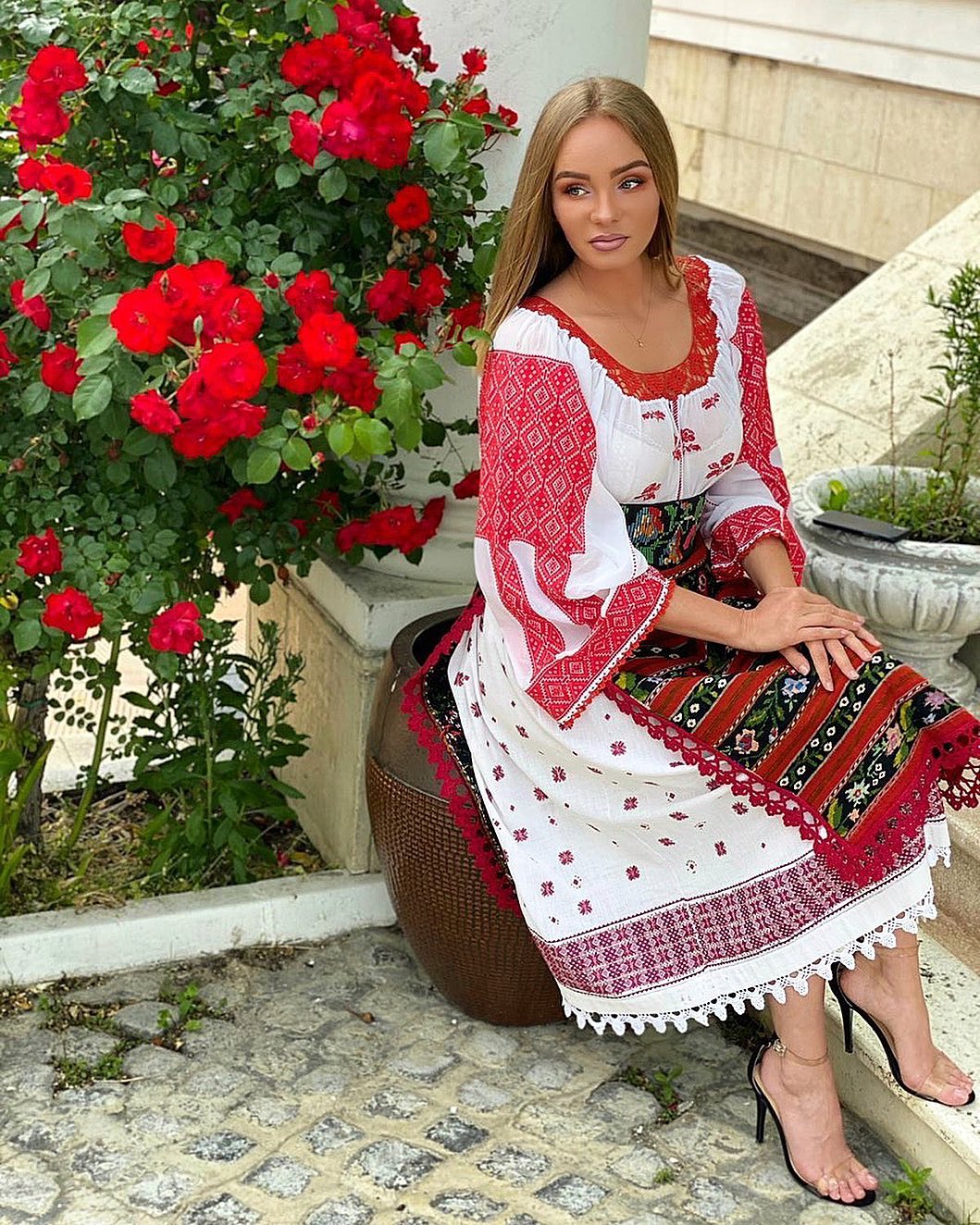 Sexy și nu prea. Maria Constantin și-a etalat trupul la plajă, dar a ...