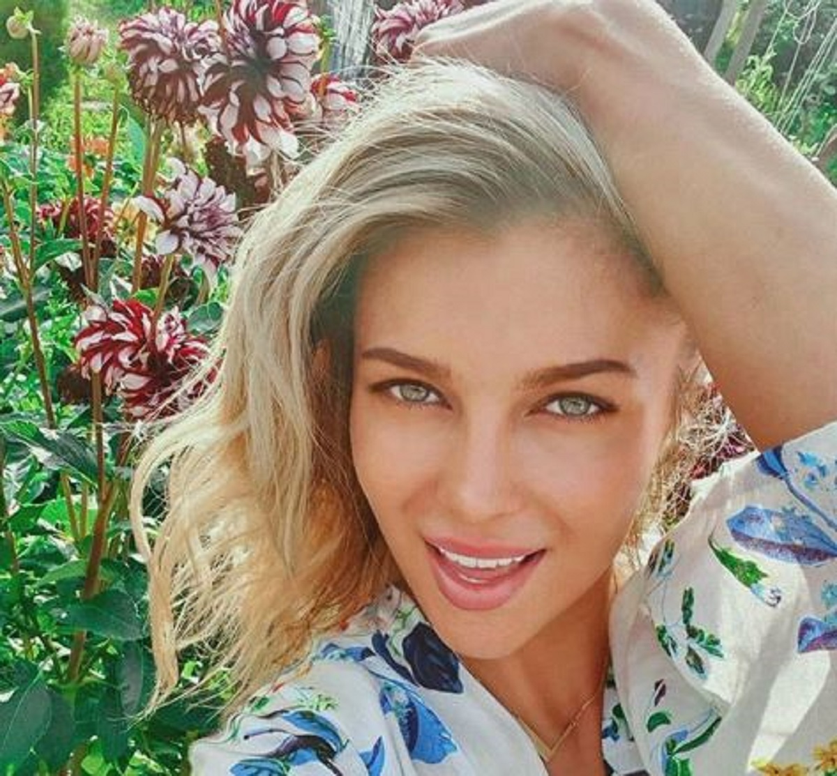 Așa arată Lora fără strop de machiaj! Cântăreața s-a afișat mai ...